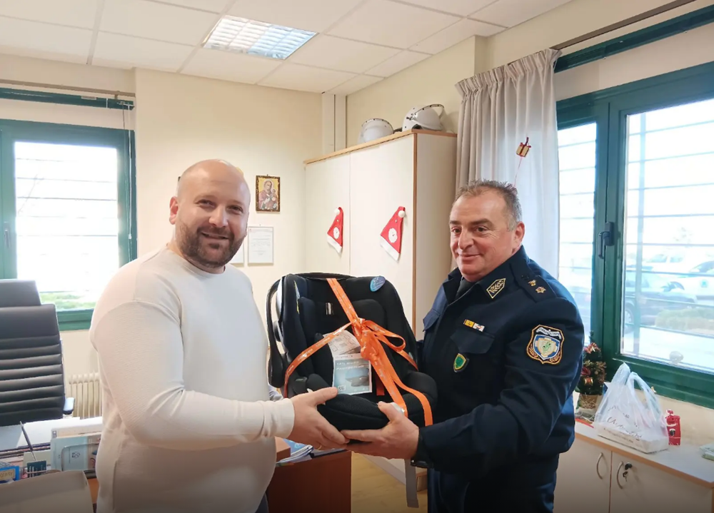 Τροχαίας Κοζάνης: Δώρισε παιδικό κάθισμα στο πρώτο παιδί που γεννήθηκε ...